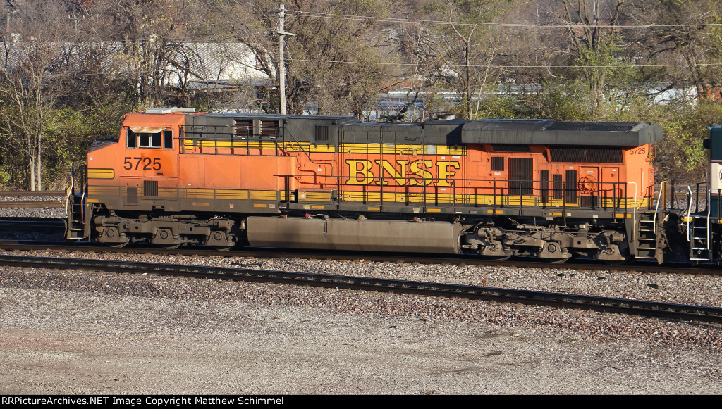 BNSF 5725 - Moving around the TRRA.